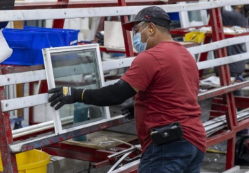 Employee Manufacturing Window 2 – JELD-WEN