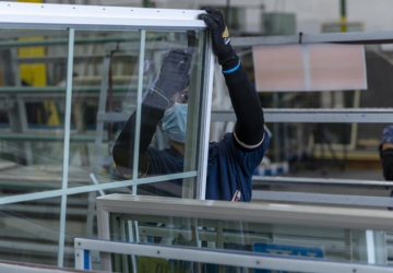 Employee Manufacturing Window 3 – JELD-WEN